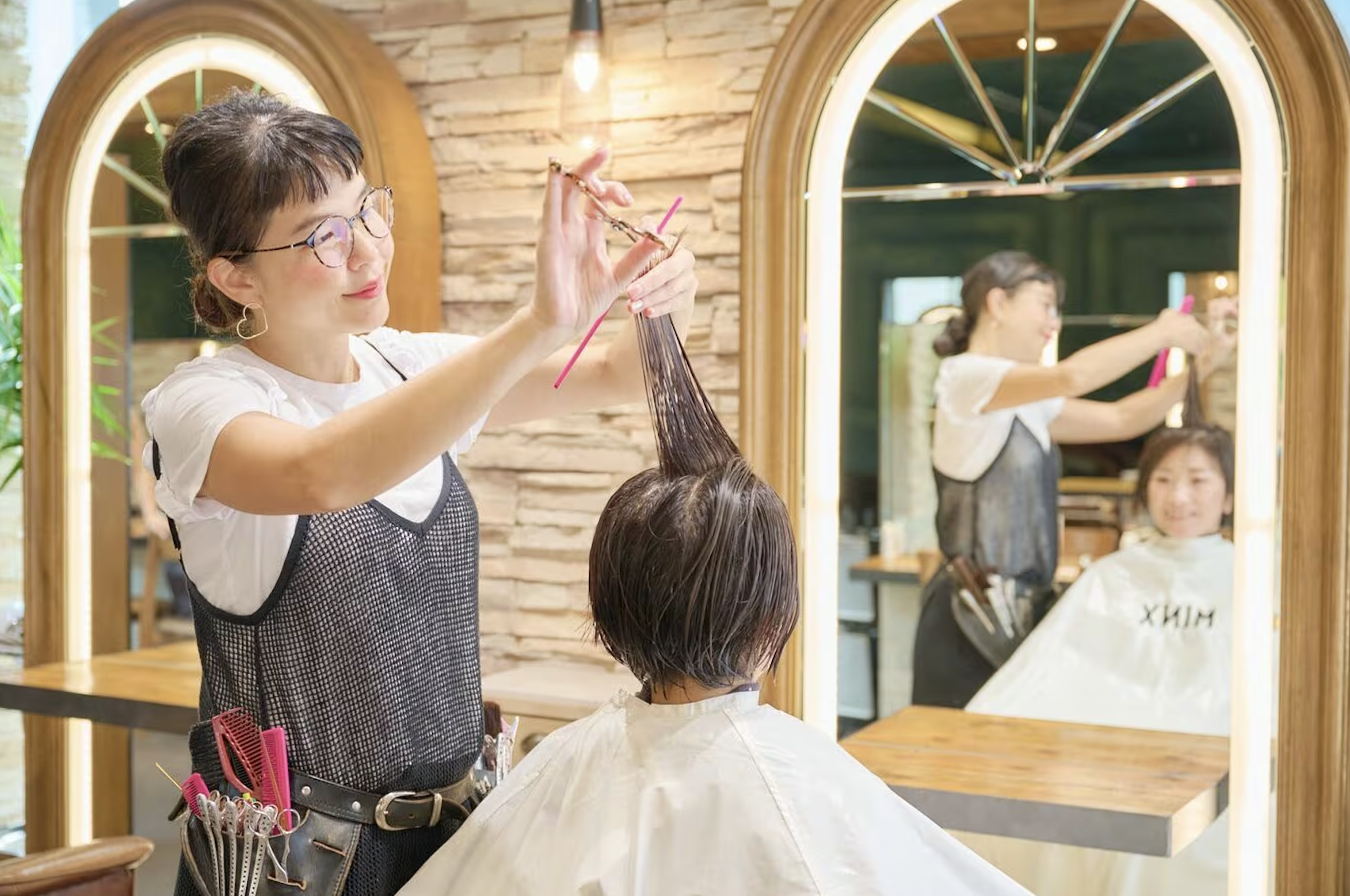 【ESSEonline】アラフィフはショートヘアにしたほうがいい？年齢に合った「似合う髪型」になる方法：お盆に読みたい記事｜Satoyumi｜佐藤友美（さとゆみ）オフィシャルサイト